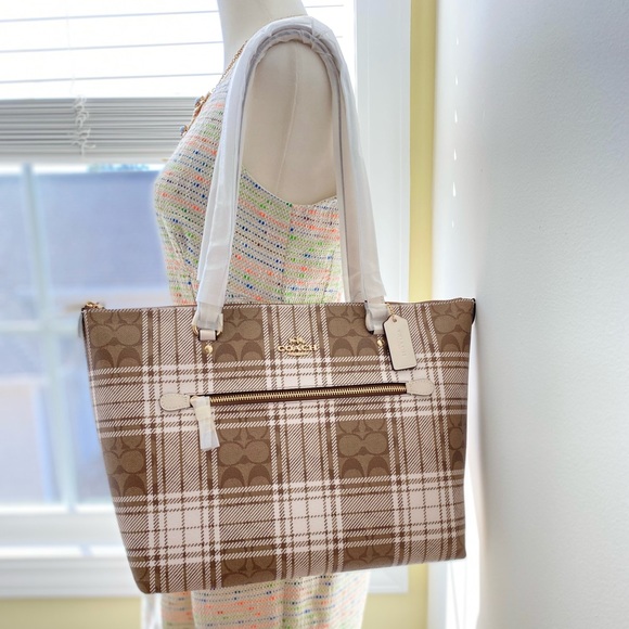 Coach | Bags | Coach Gallery Tote Bag In Signature Canvas With Hunting ...